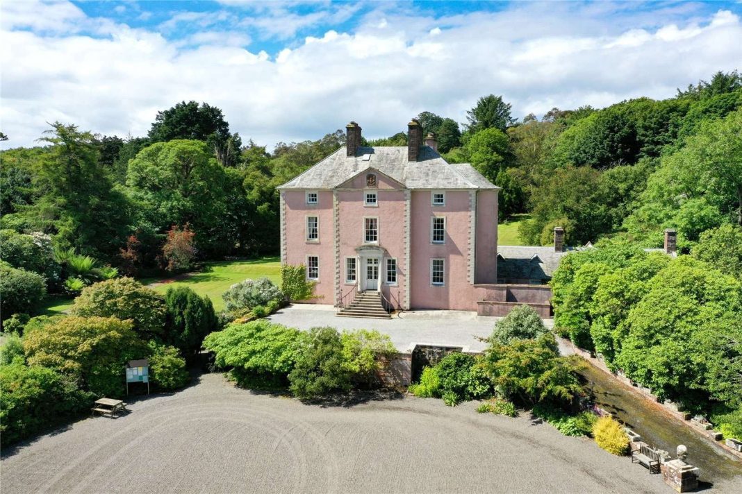 A Scottish Estate for Sale Includes an Aristocratic Title - The Glam Pad