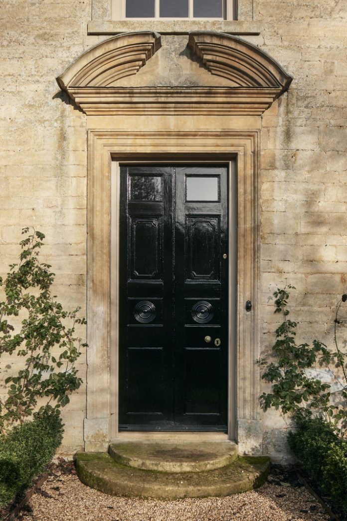 On The Market: 17th Century Newton House - The Glam Pad